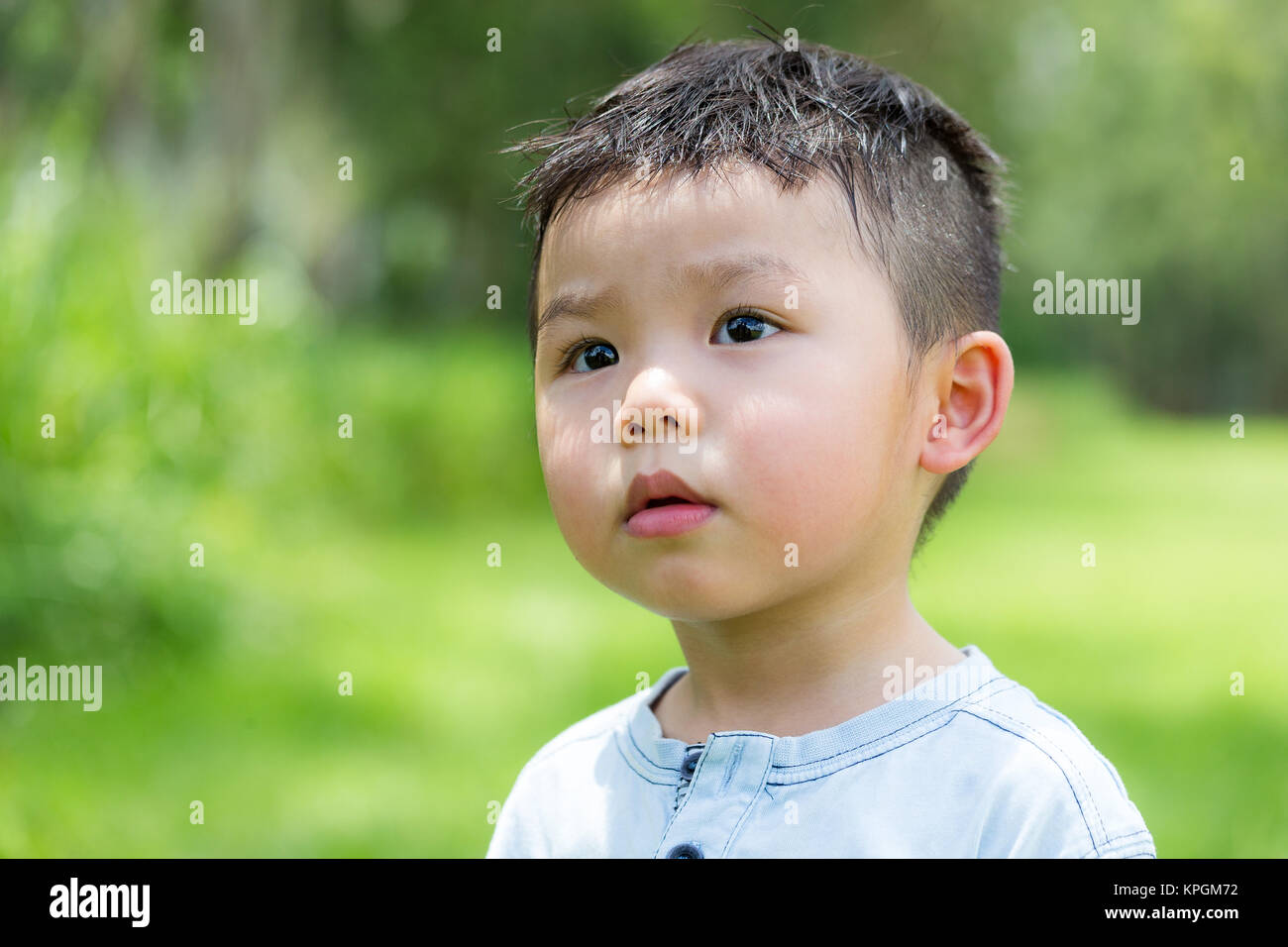 Little kid looking up Stock Photo - Alamy