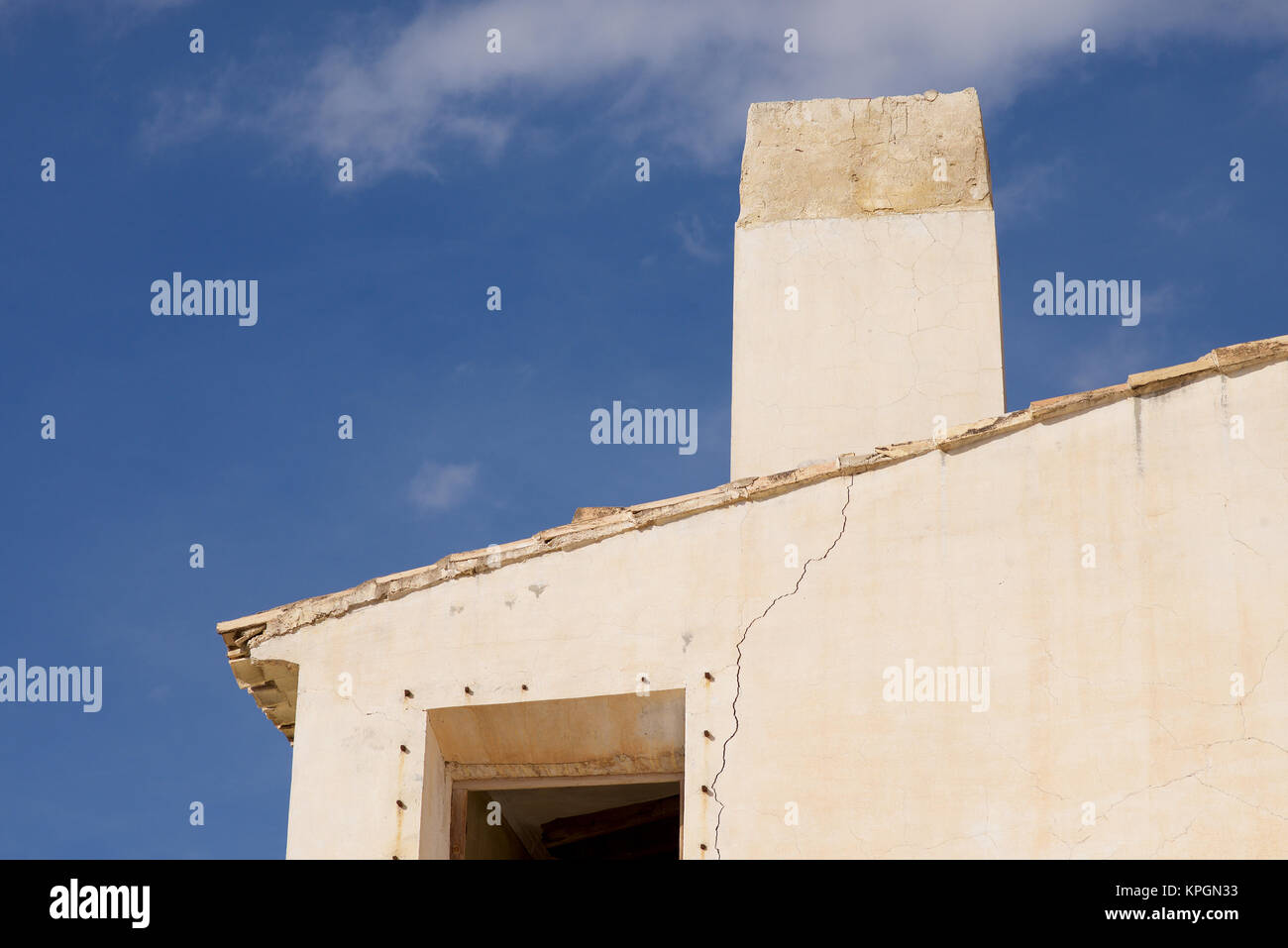 Empty run-down villa in the countryside Stock Photo - Alamy