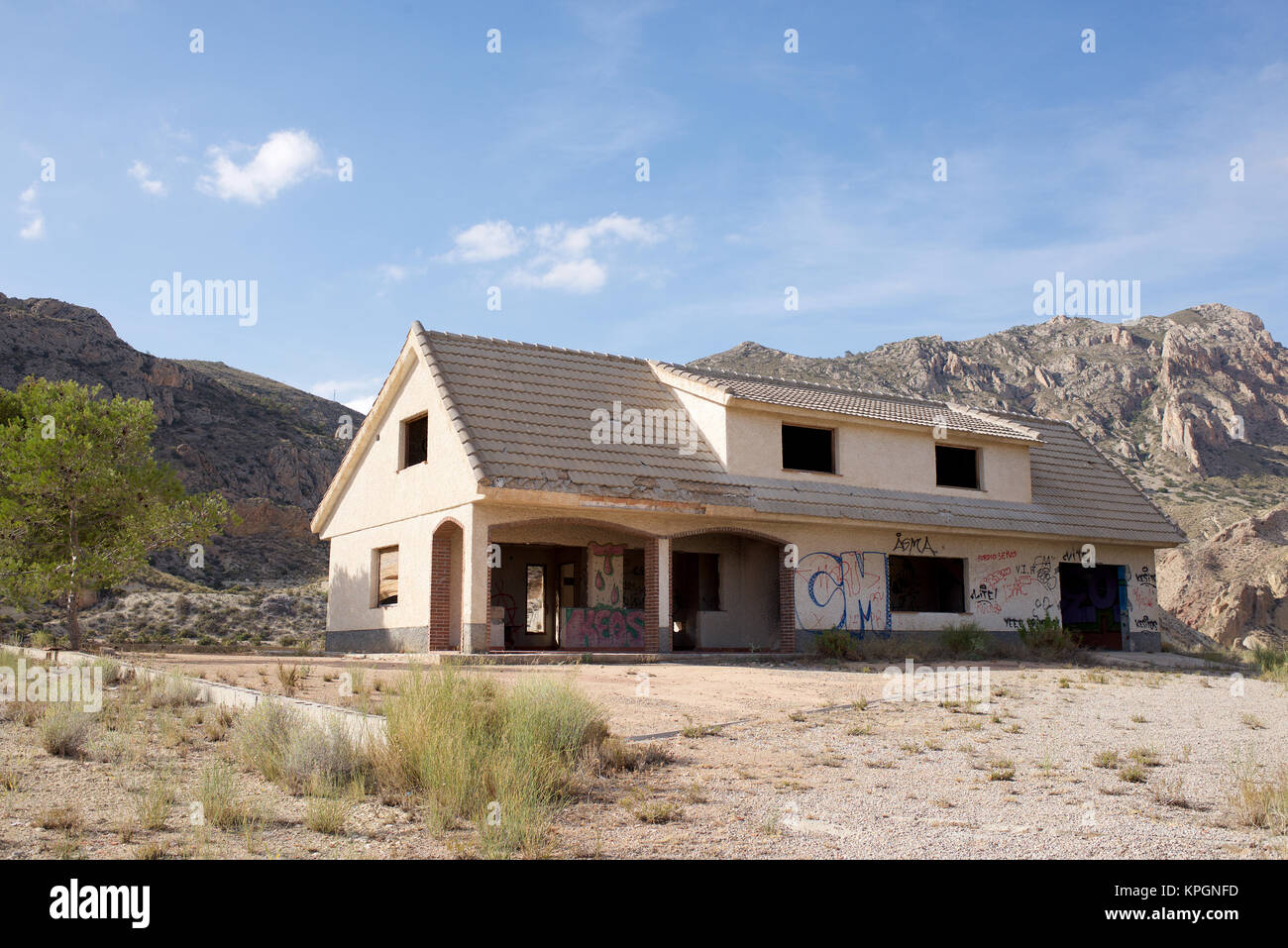Empty run-down villa in the countryside Stock Photo - Alamy
