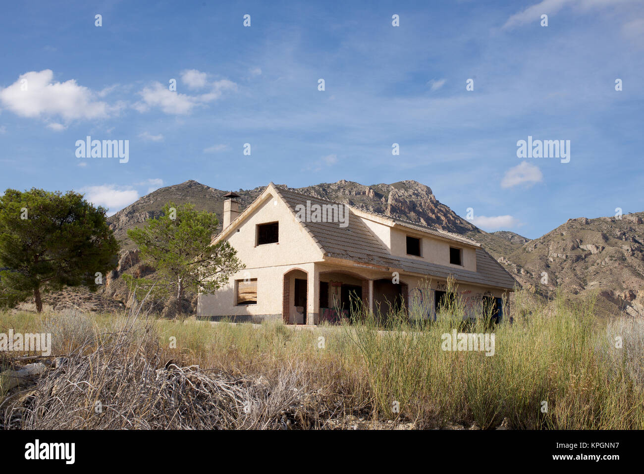 Empty run-down villa in the countryside Stock Photo - Alamy