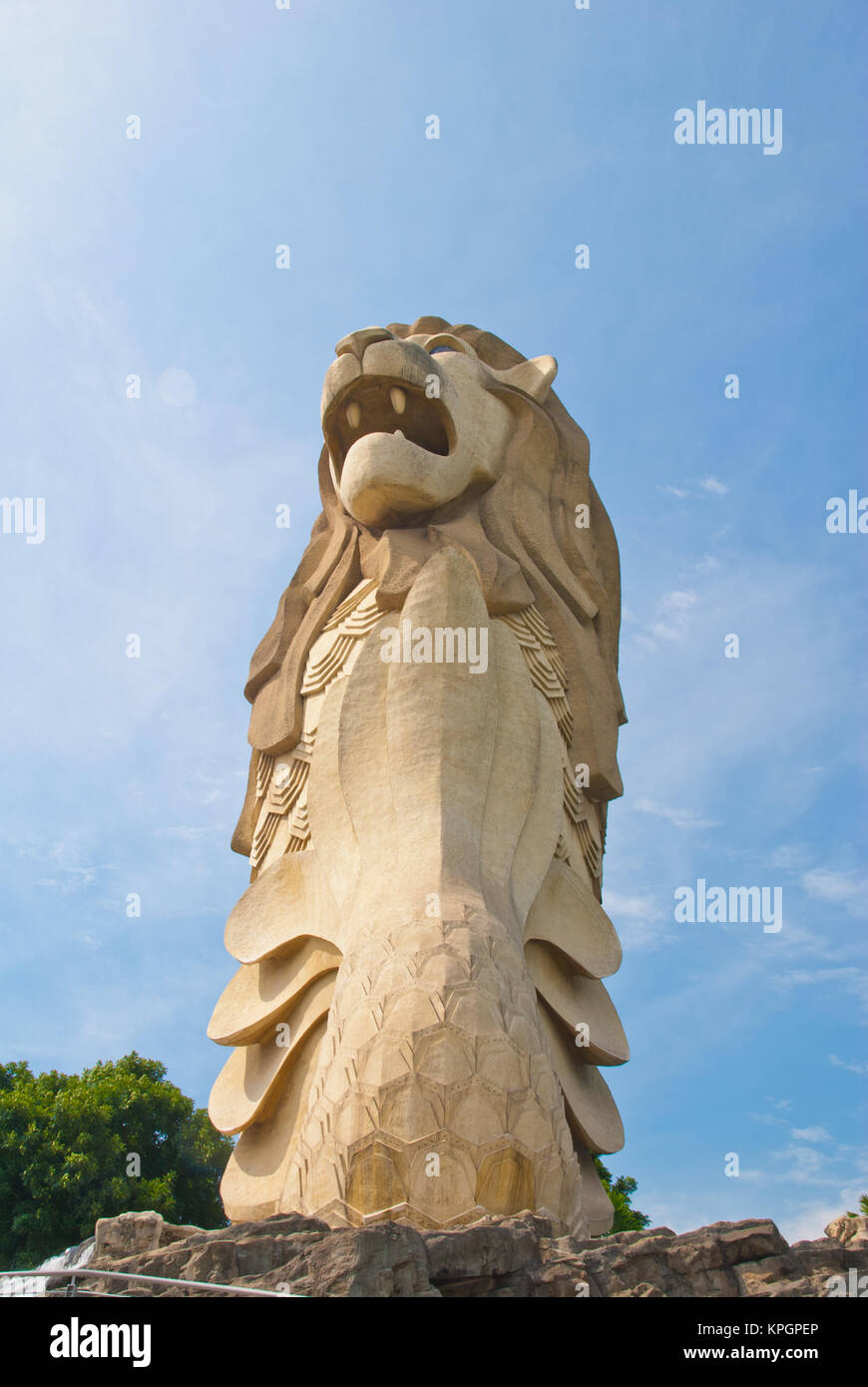 Huge majestic Merlion statue on Sentosa island Stock Photo - Alamy