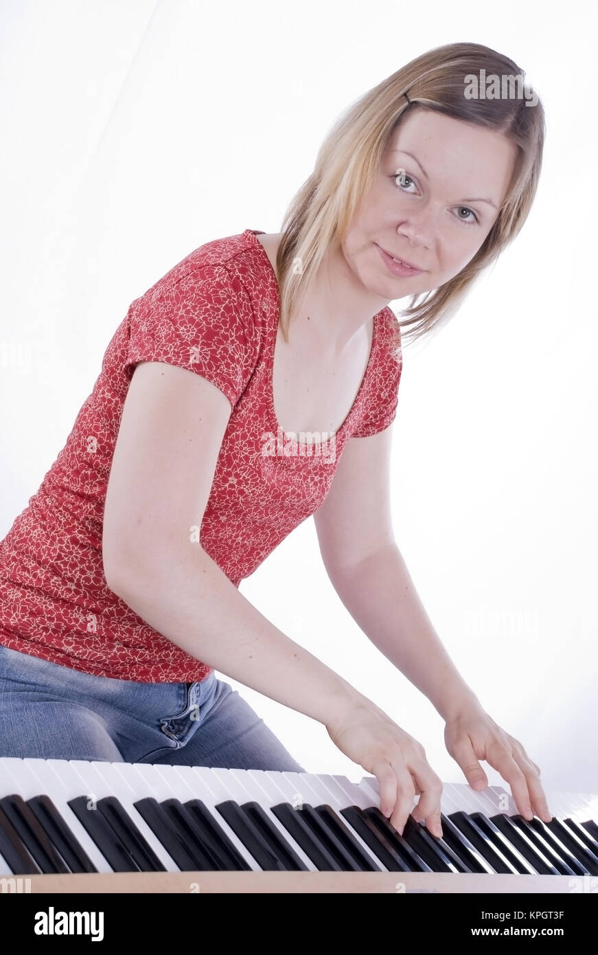 Model released , Junge Frau, 25+, spielt am Keyboard - woman plays on ...
