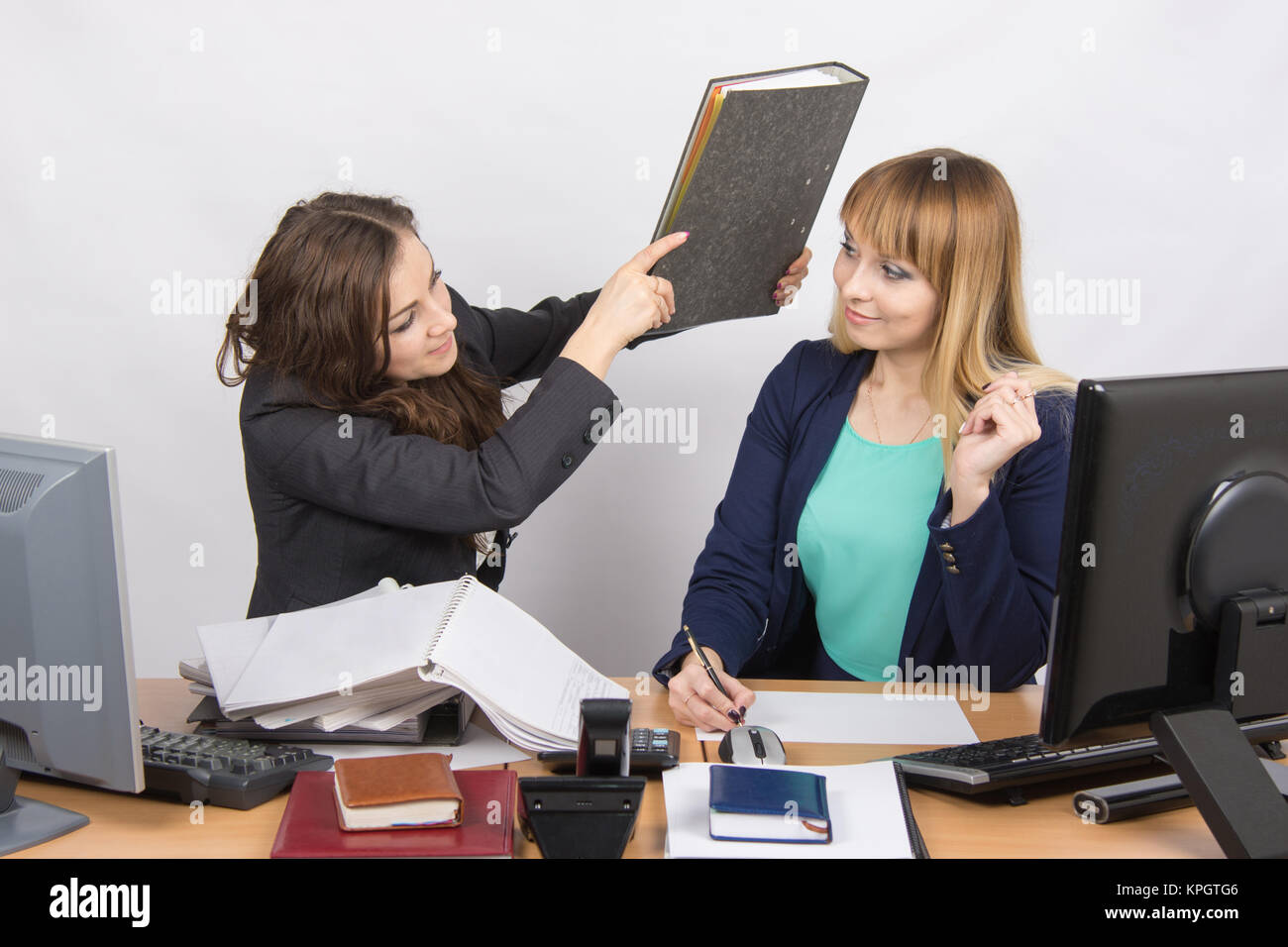 The girl in the office of a colleague that threatens to hit its folder ...