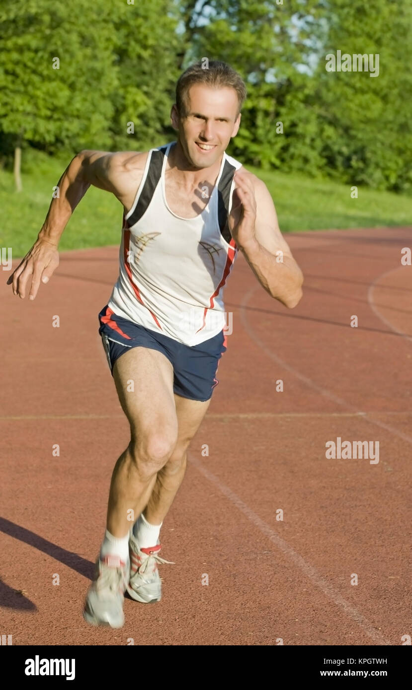 Model released , Mann auf Laufbahn - man on running track Stock Photo ...