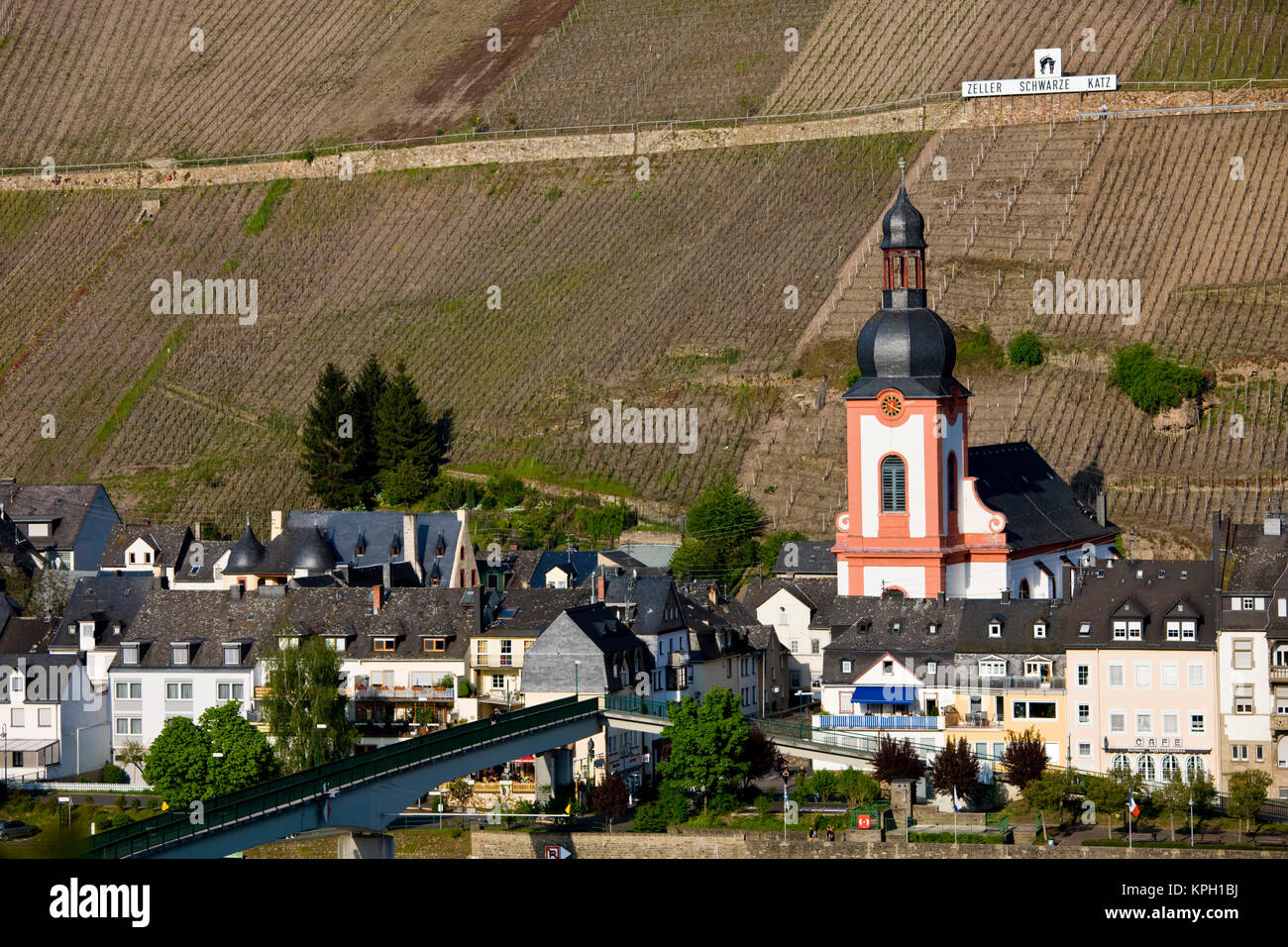 Germany, Rheinland-Pfaltz, Mosel River Valley, Zell am Mosel. Town view ...