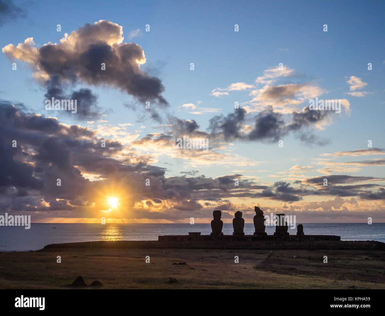 Tahai platform moai statue hi-res stock photography and images - Alamy