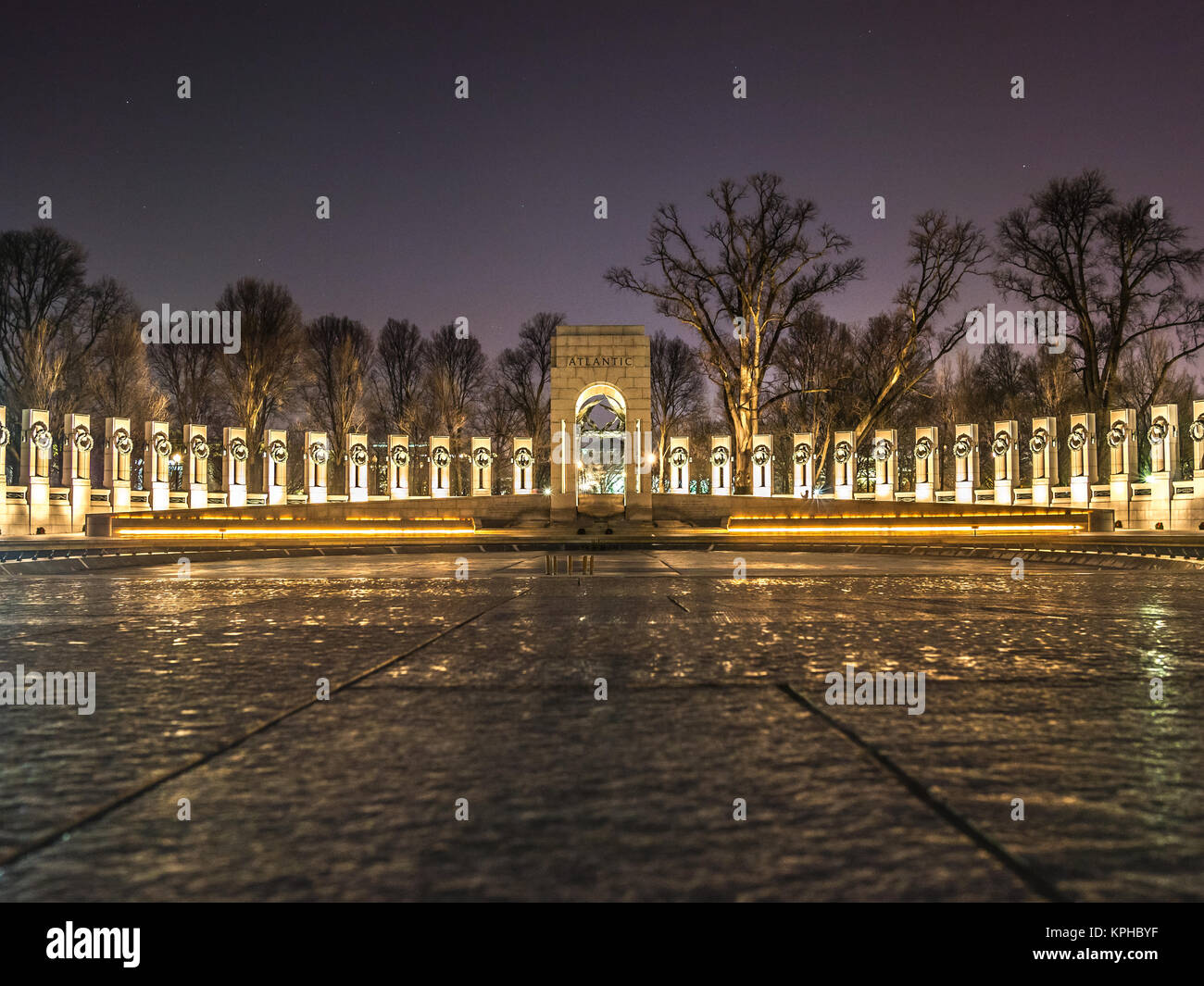 Night view of the World War II memorial Stock Photo - Alamy