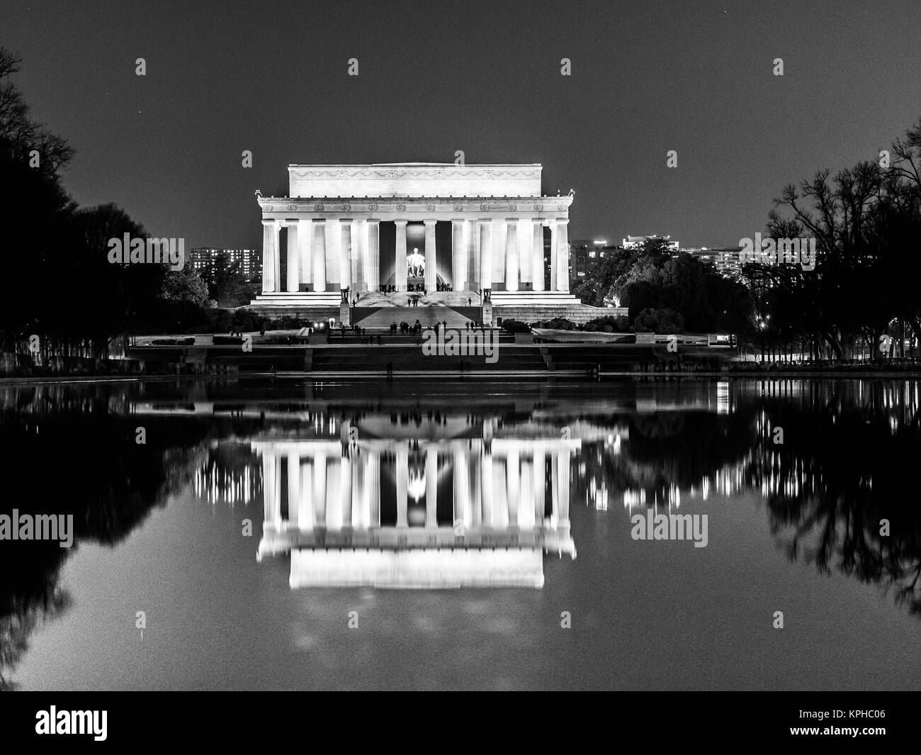 Reflections of the Lincoln memorial in the reflecting pool Stock Photo ...