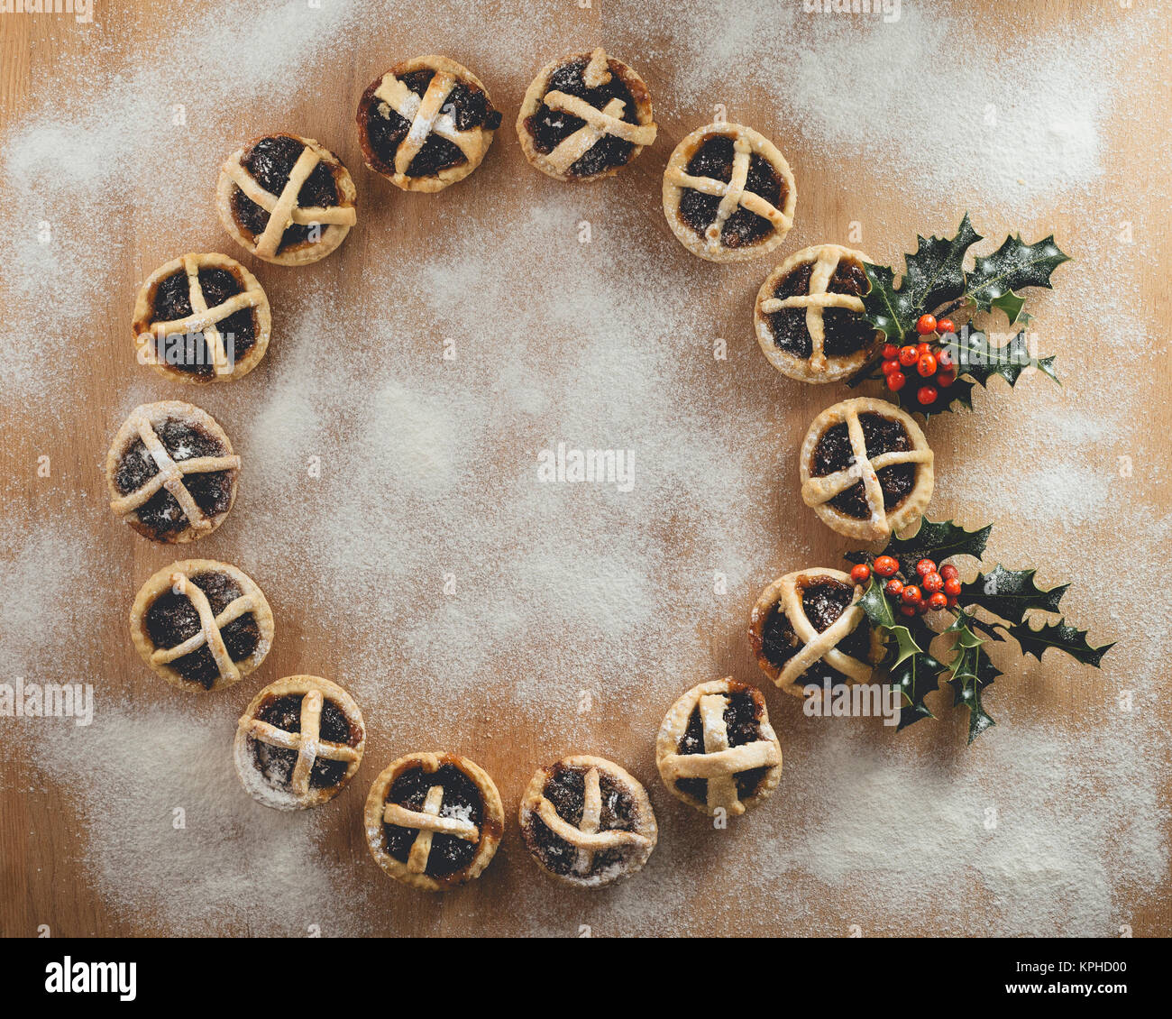 Mince Pies presented in a circle shape on a wooden chopping board Stock ...
