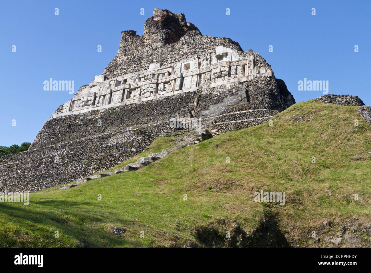 El castillo pyramid xunantunich caribbean hi-res stock photography and ...