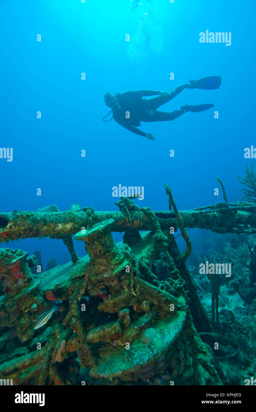 (MR) male scuba diver, shipwreck, Roatan marine park, Caribbean Scuba ...
