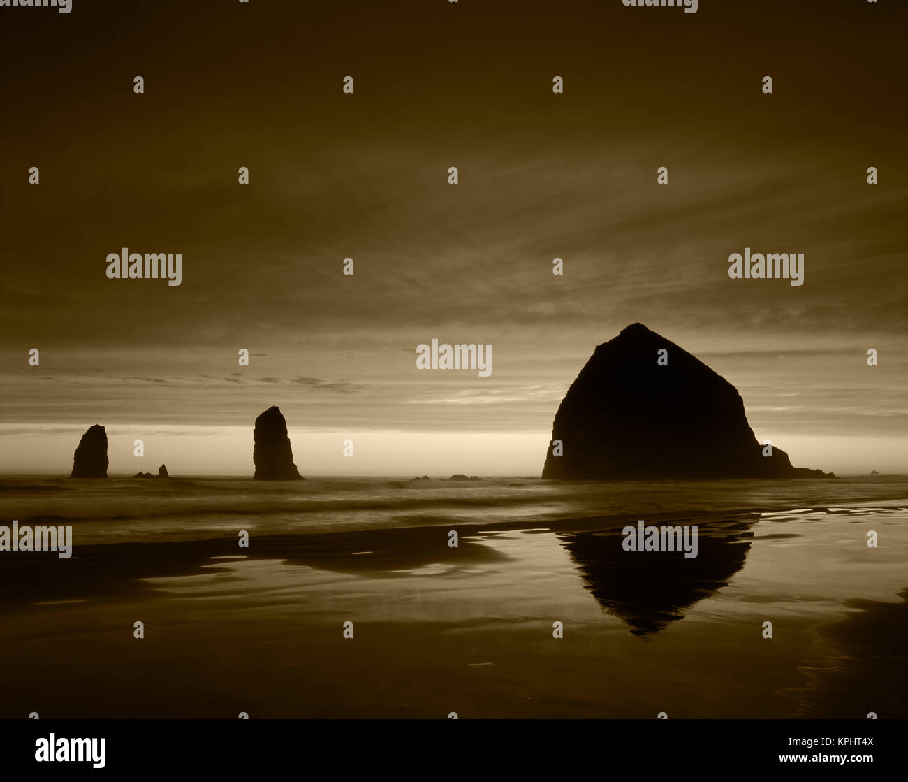 USA, Oregon, Oregon Coast, View of Haystack Rock on Cannon beach at ...