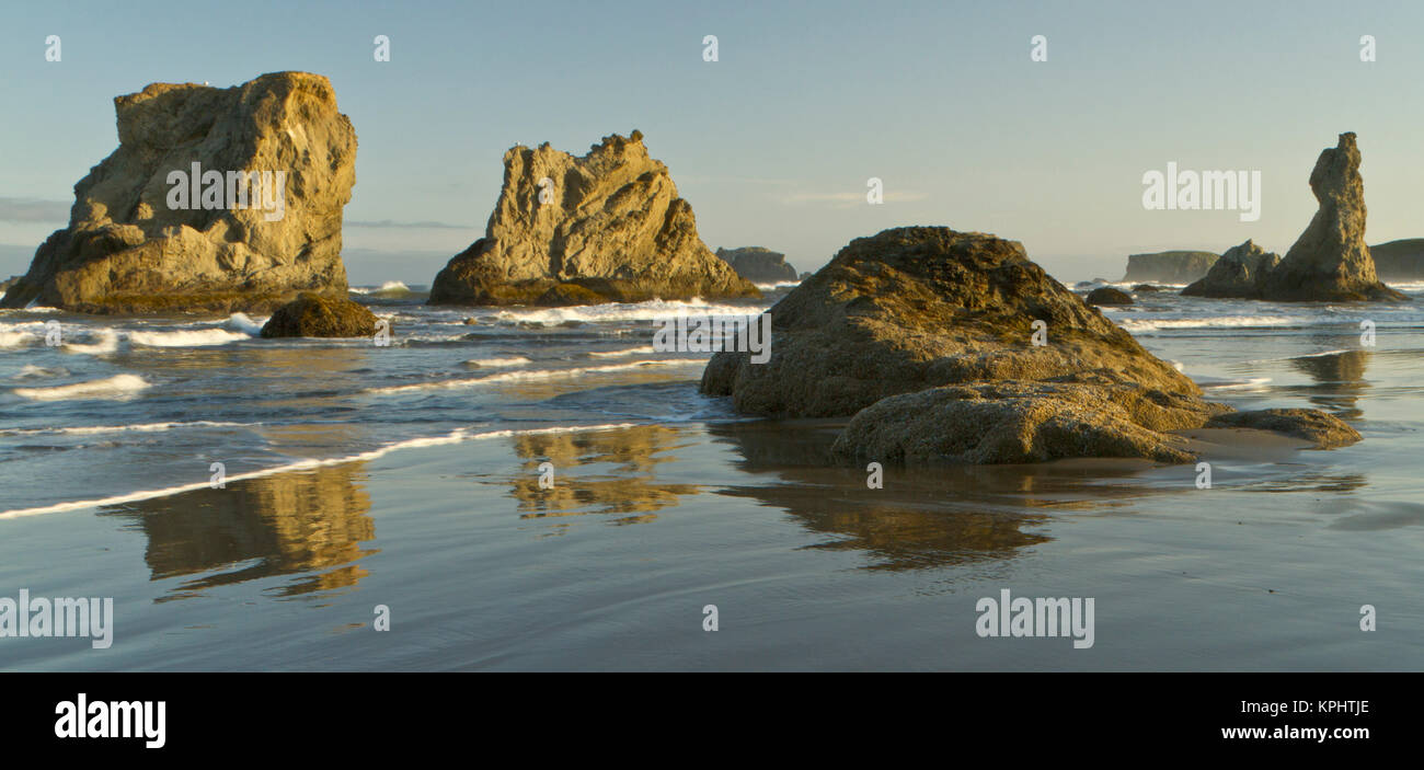 Sea stacks on the beach at Bandon, Oregon Stock Photo - Alamy