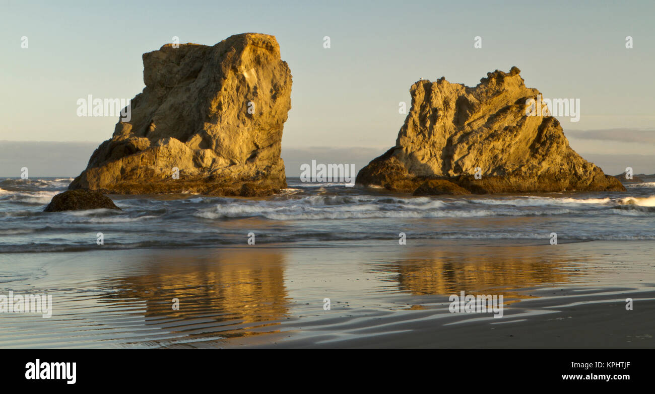 Sea stacks on the beach at Bandon, Oregon Stock Photo - Alamy