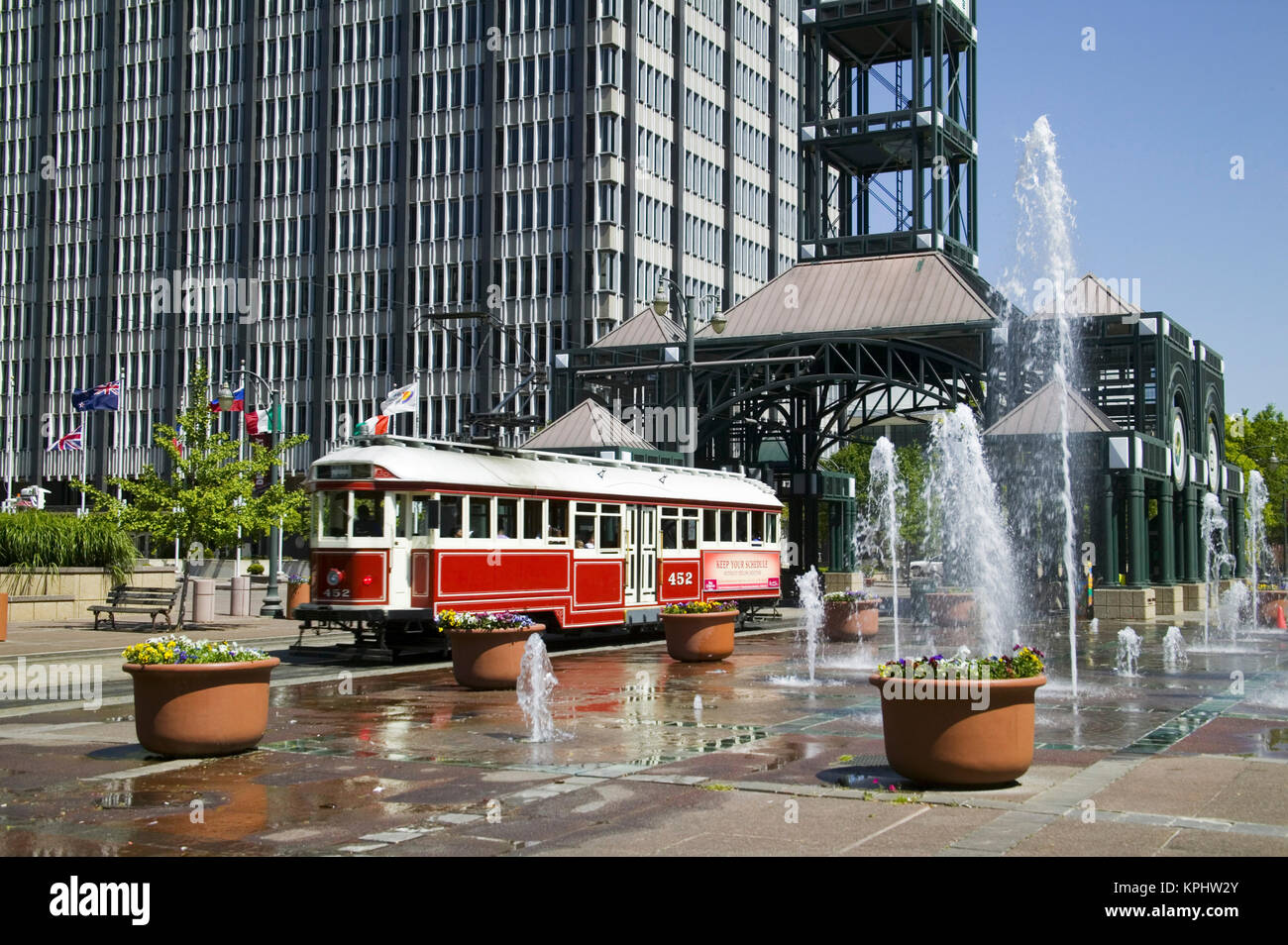 Main street trolley memphis trolley hi-res stock photography and images ...