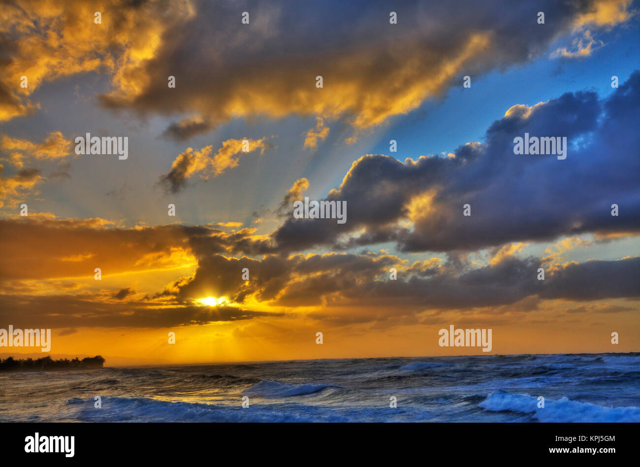 USA, Hawaii, Oahu, Sun setting over the Pacific Ocean Stock Photo - Alamy