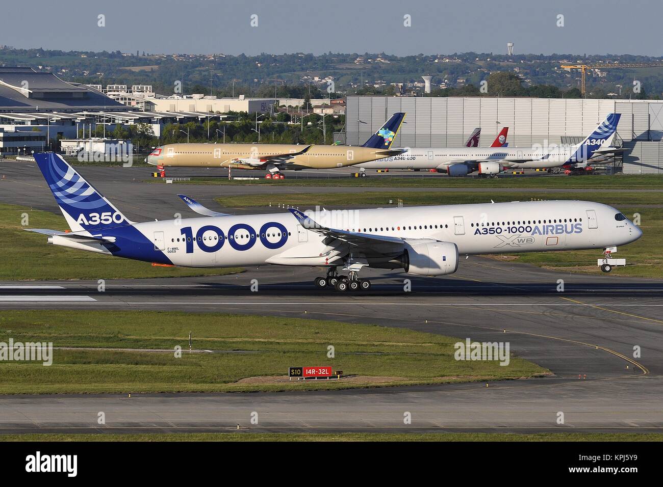 AIRBUS A350-1000 F-WWXL TOUCHING DOWN AT TOULOUSE AFTER A TEST FLIGHT ...