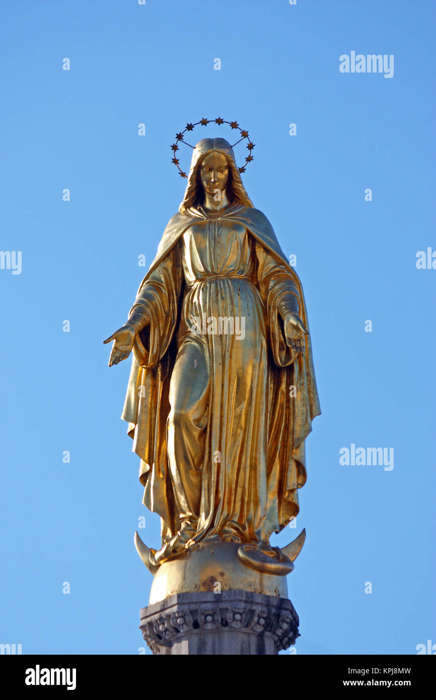 Golden virgin sculpture hi-res stock photography and images - Alamy