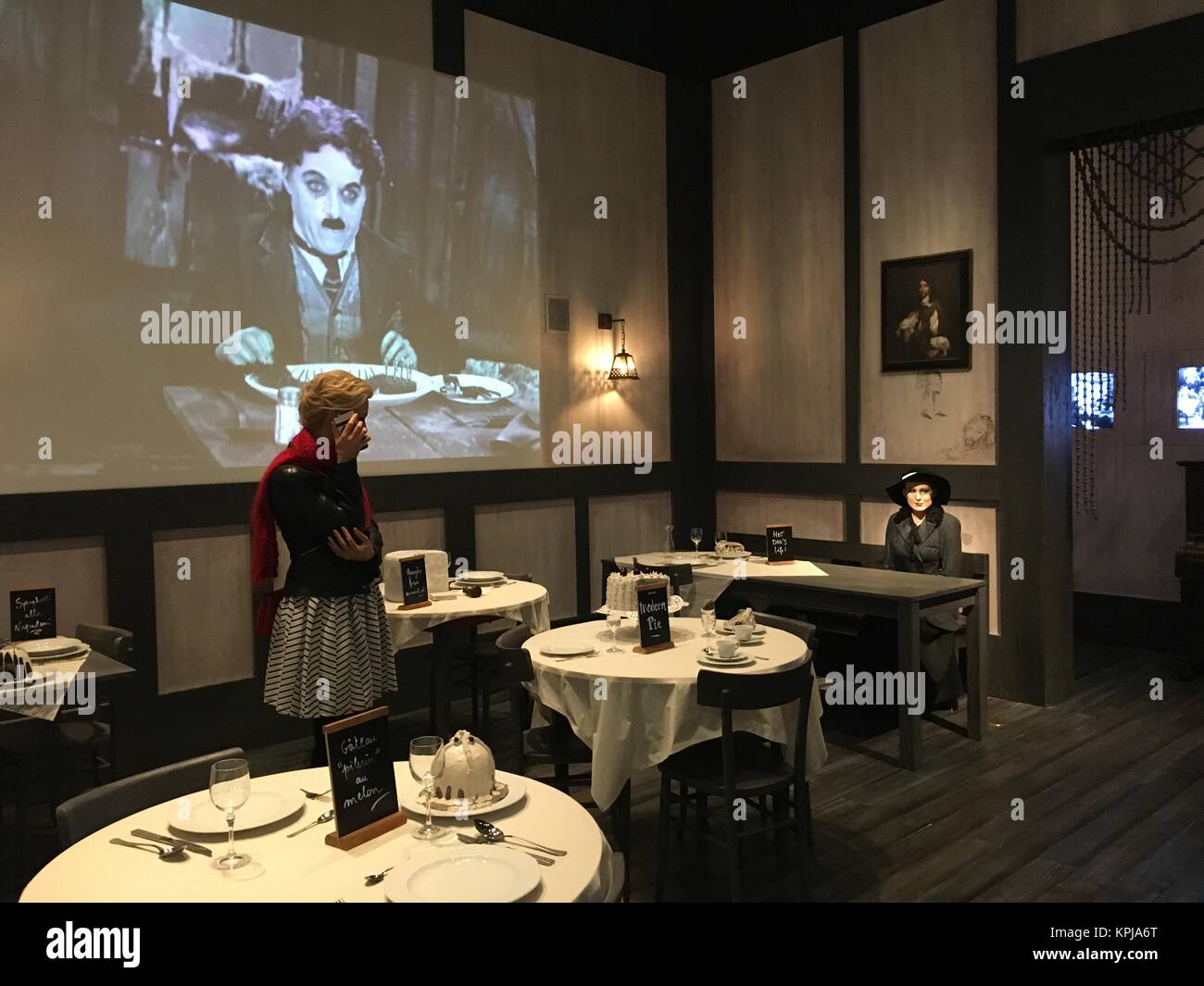 Picture of the sudio, where film scenes are reproduced with wax figures ...