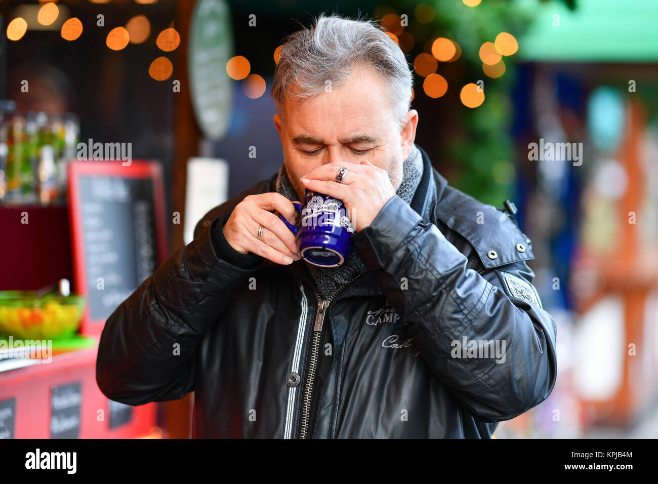 Ludwigshafen, Germany. 07th Dec, 2017. Food inspector Karl-Josef Leibig ...