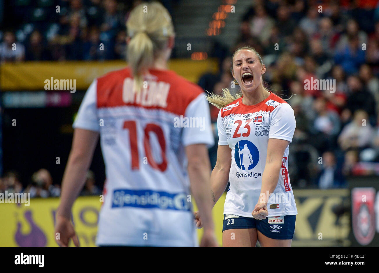 Hamburg, Germany. 15th Dec, 2017. Norway's Stine Bredal Oftedal (L) and ...