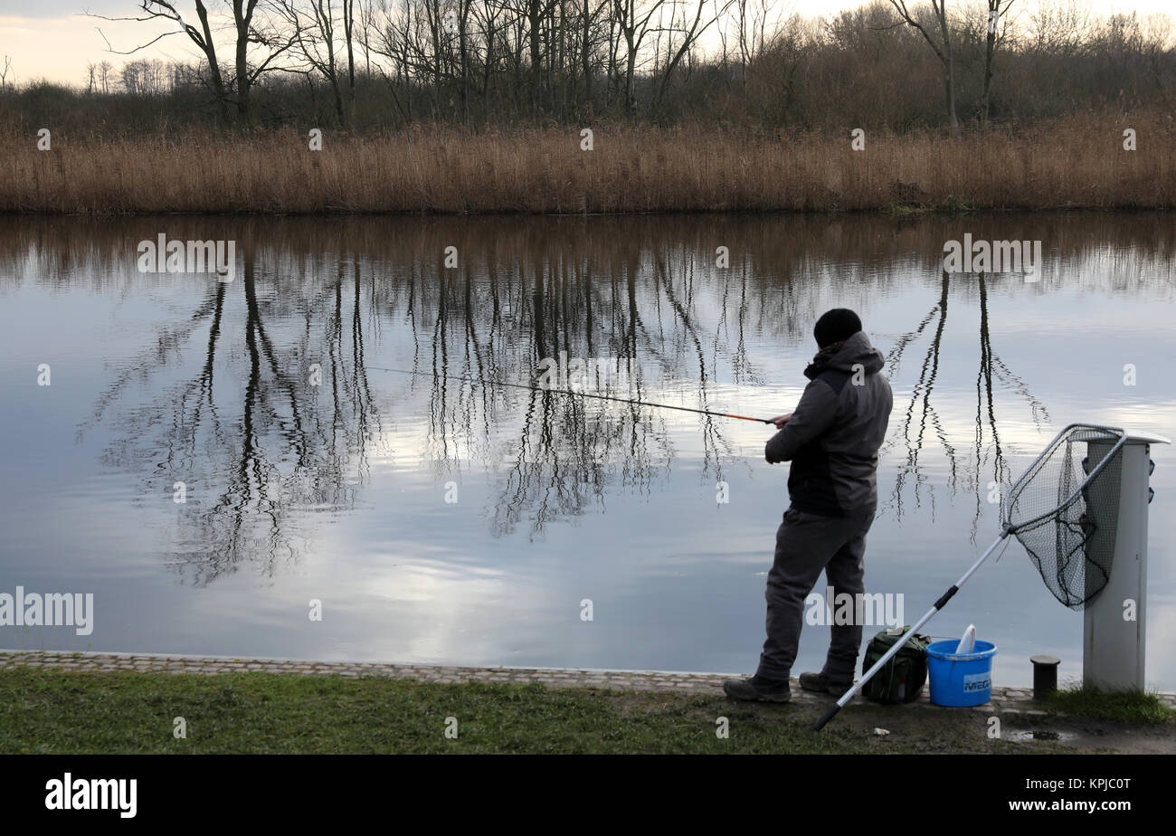 Loitz, Germany. 15th Dec, 2017. A fisher trying his luck in the river ...