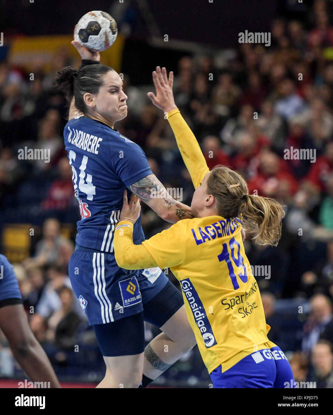 Hamburg, Germany. 15th Dec, 2017. France's Alexandra Lacrabere (L) and ...