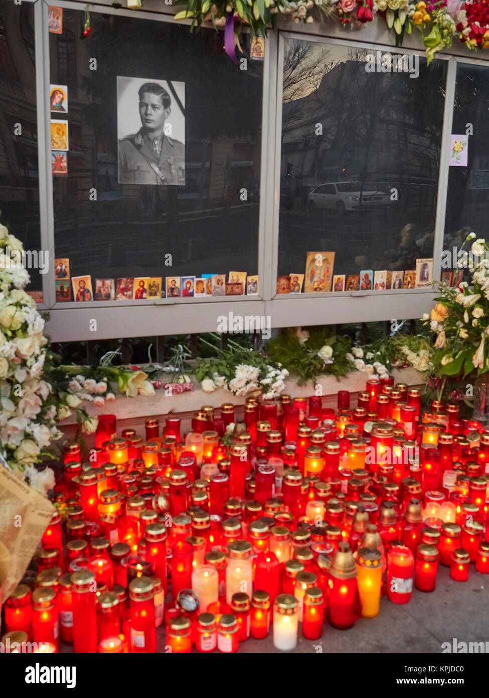 Bucharest, Romania. 15th December, 2017. Romanians unite to mourn their ...
