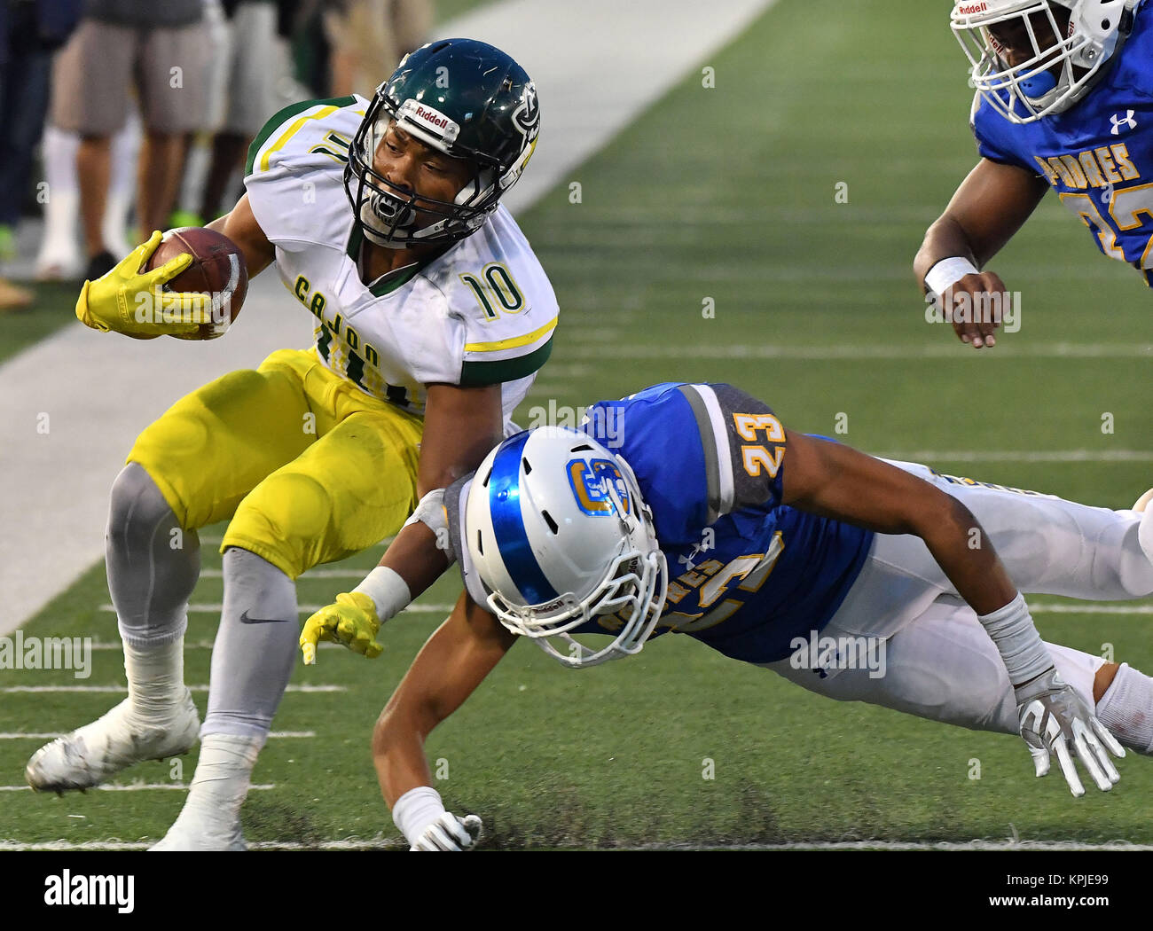 Sacramento, CA. 15th Dec, 2017. Cajon Cowboys Daniel Fortune #10 runs ...
