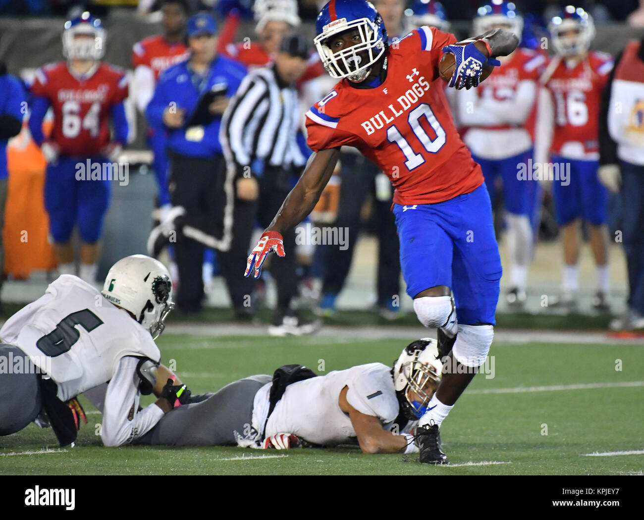 Sacramento, CA. 15th Dec, 2017. Folsom Bulldogs Joe Ngata #10 catches ...
