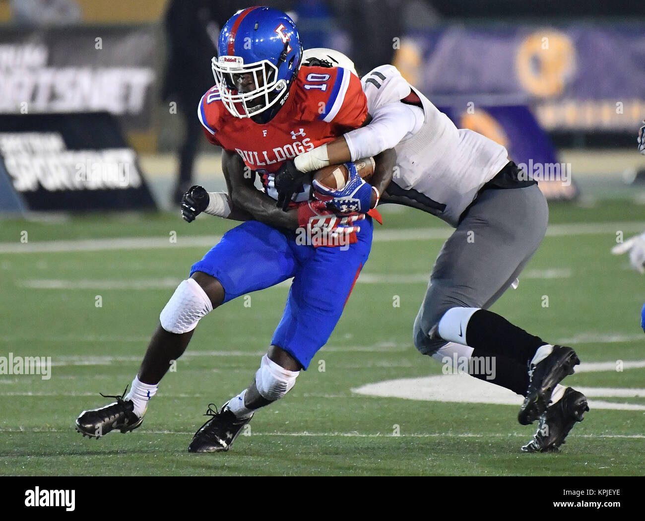 Sacramento, CA. 15th Dec, 2017. Folsom Bulldogs Joe Ngata #10 catches ...