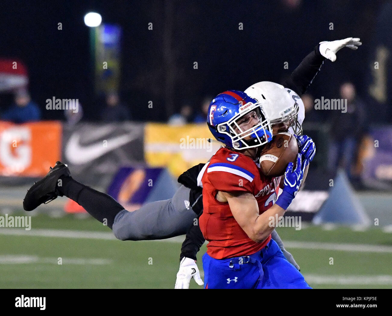 Sacramento, CA. 15th Dec, 2017. Folsom Bulldogs CJ Hutton #3 catches ...