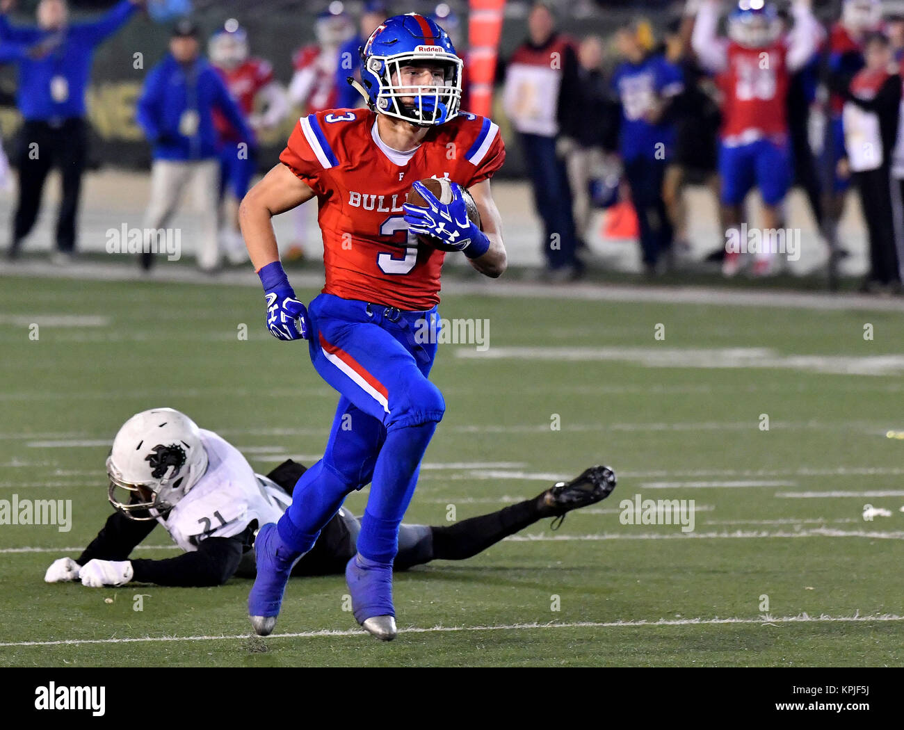 Sacramento, CA. 15th Dec, 2017. Folsom Bulldogs CJ Hutton #3 catches ...