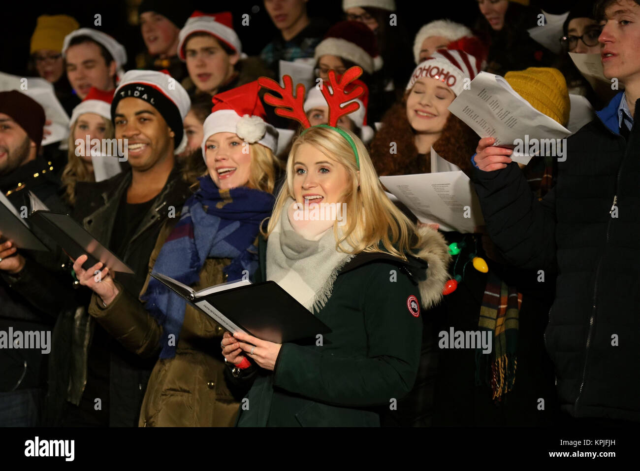 Chicago, USA. 15th Dec, 2017. A local chorus perform during a Christmas ...