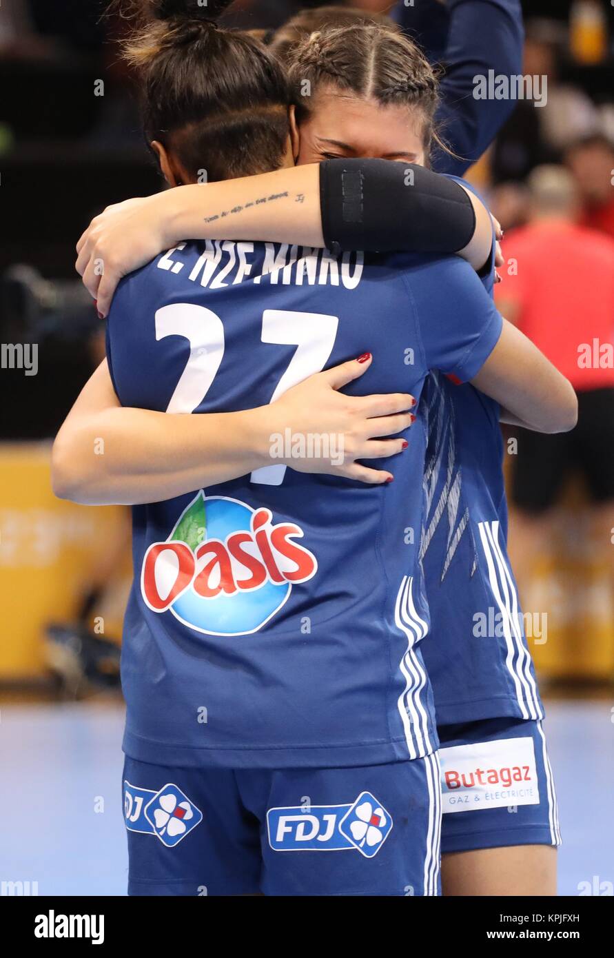 Hamburg, Germany. 15th December, 2017. Laura Flippes and Estelle Nze ...