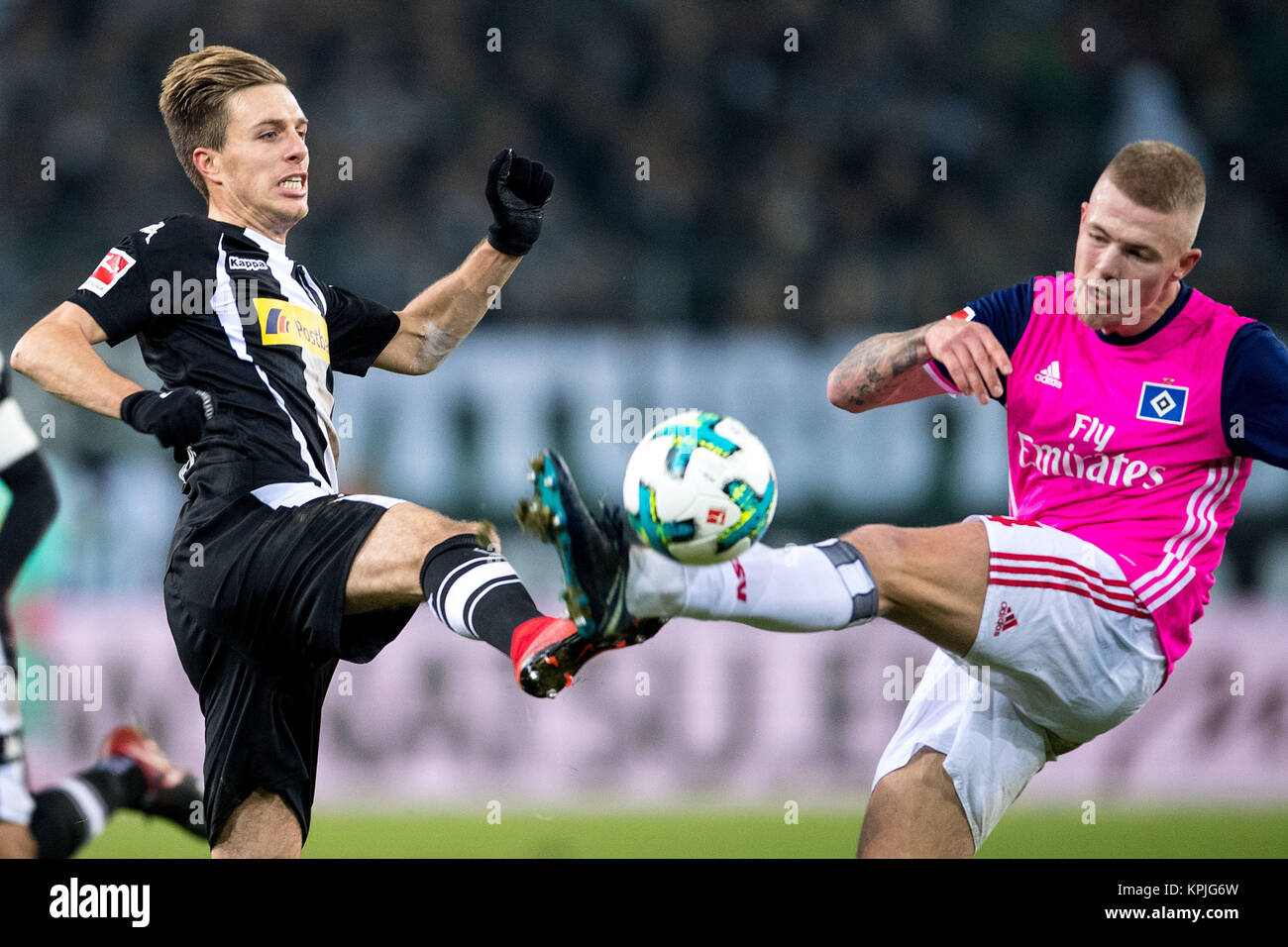Monchengladbach, Germany. 15th Dec, 2017. Gladbach's Patrick Herrmann ...