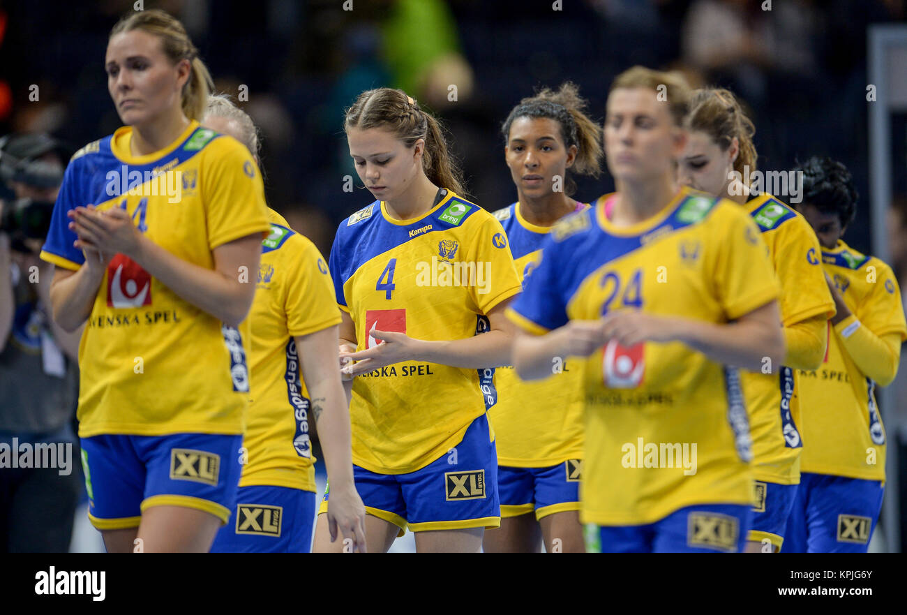 Hamburg, Germany. 15th Dec, 2017. Sweden's team leaves the pitch after ...