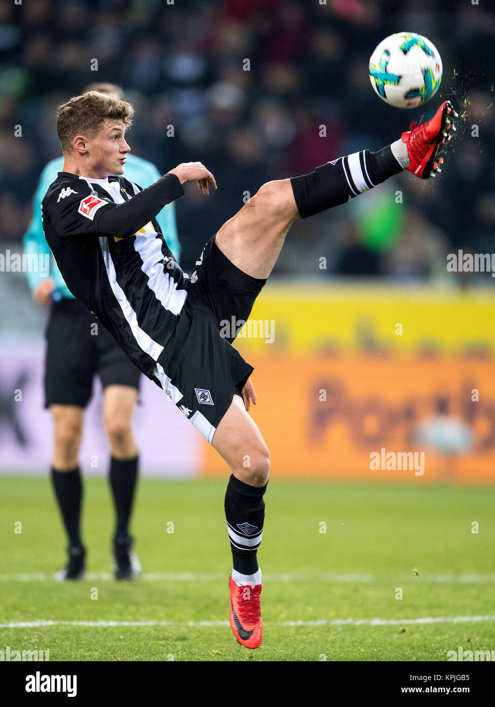 Monchengladbach, Germany. 15th Dec, 2017. Gladbach's Mickael Cuisance ...