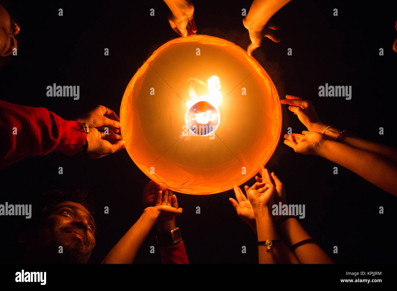 Colombo, Sri Lanka. 16th December, 2017. People light a sky lantern in ...