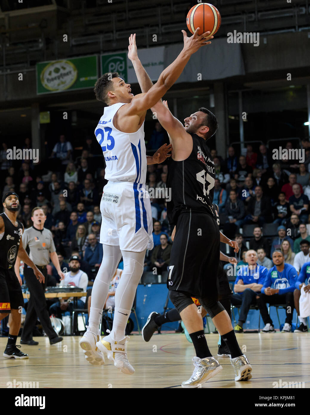 Maurice Pluskota (Lions Karlsruhe) im duels with Andreas Kronhardt ...