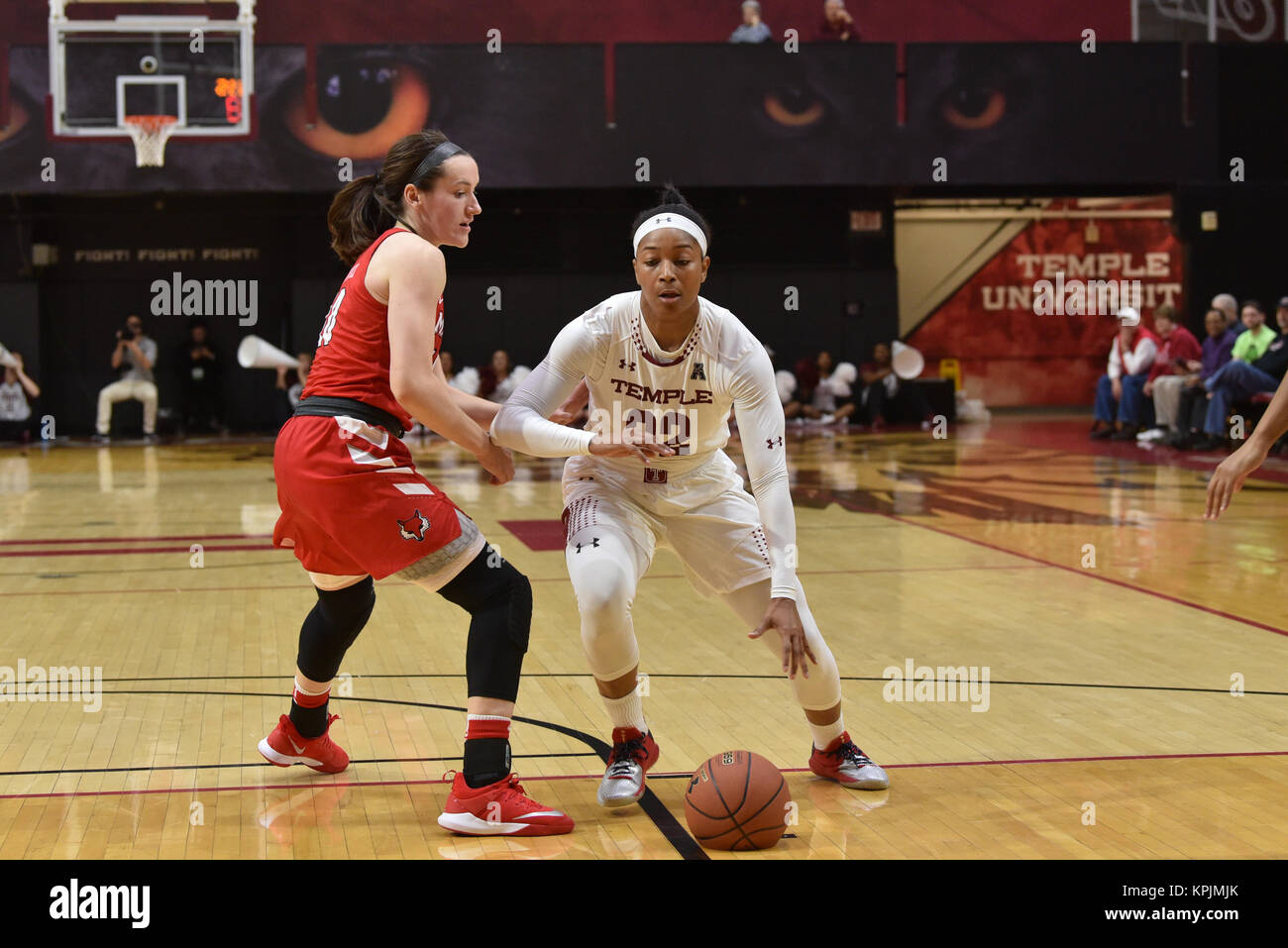 Philadelphia, Pennsylvania, USA. 16th Dec, 2017. Temple Owls guard ...