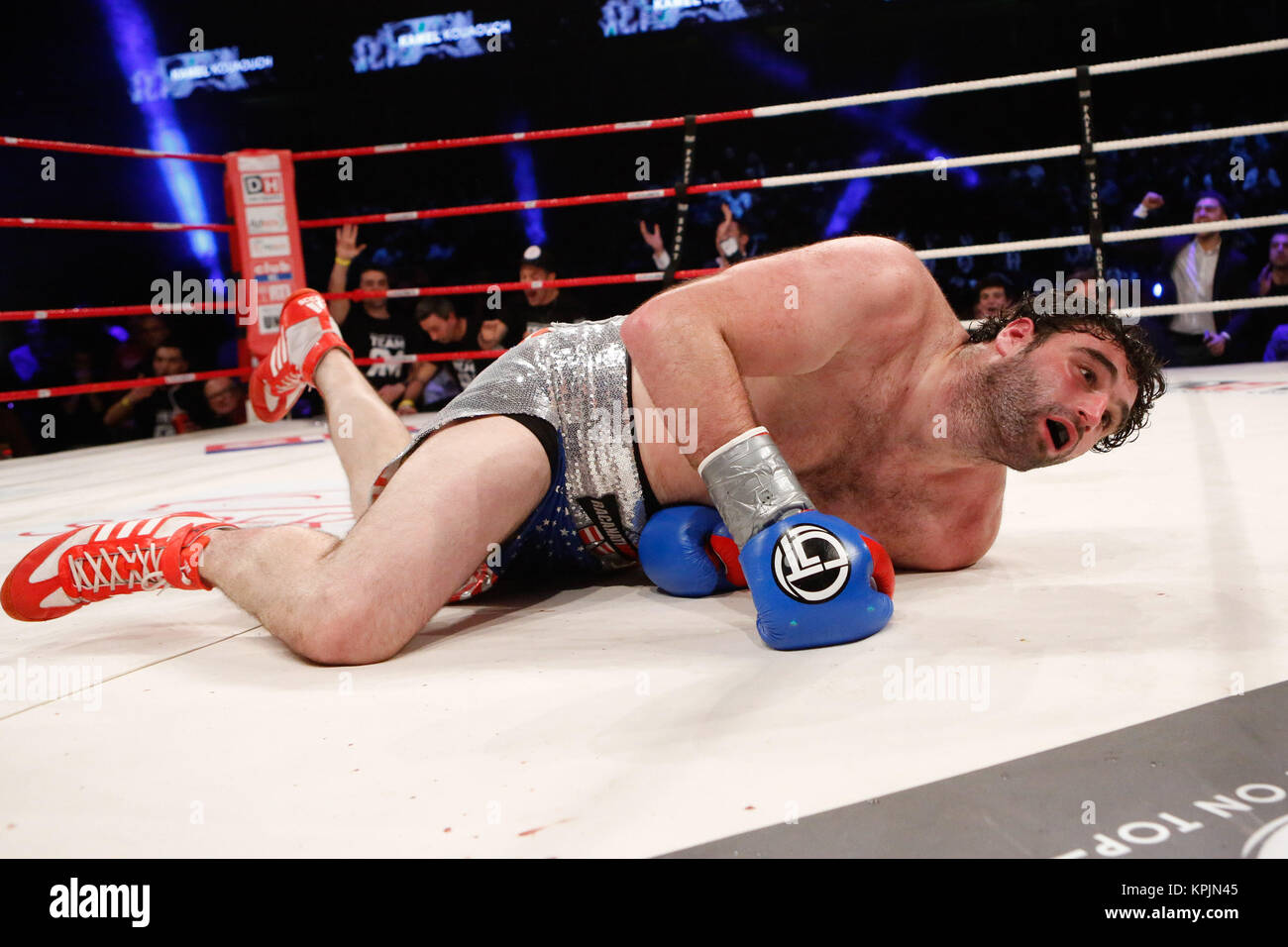 3rd round boxing hi-res stock photography and images - Alamy