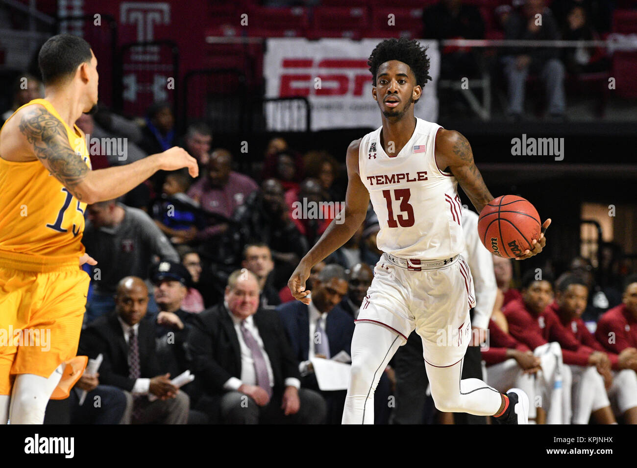 Philadelphia, Pennsylvania, USA. 16th Dec, 2017. Temple Owls guard ...