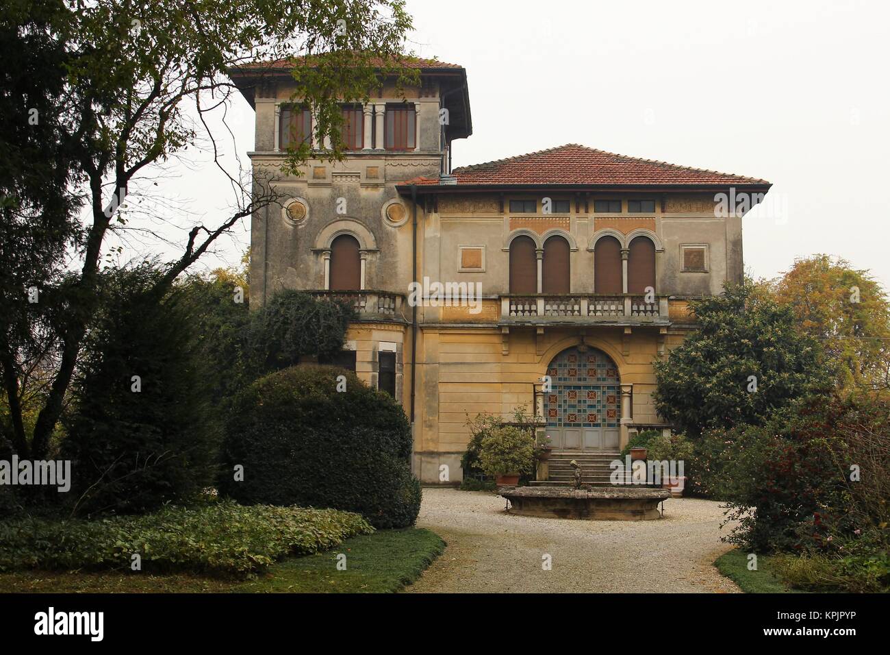 Villa in the countryside hi-res stock photography and images - Alamy