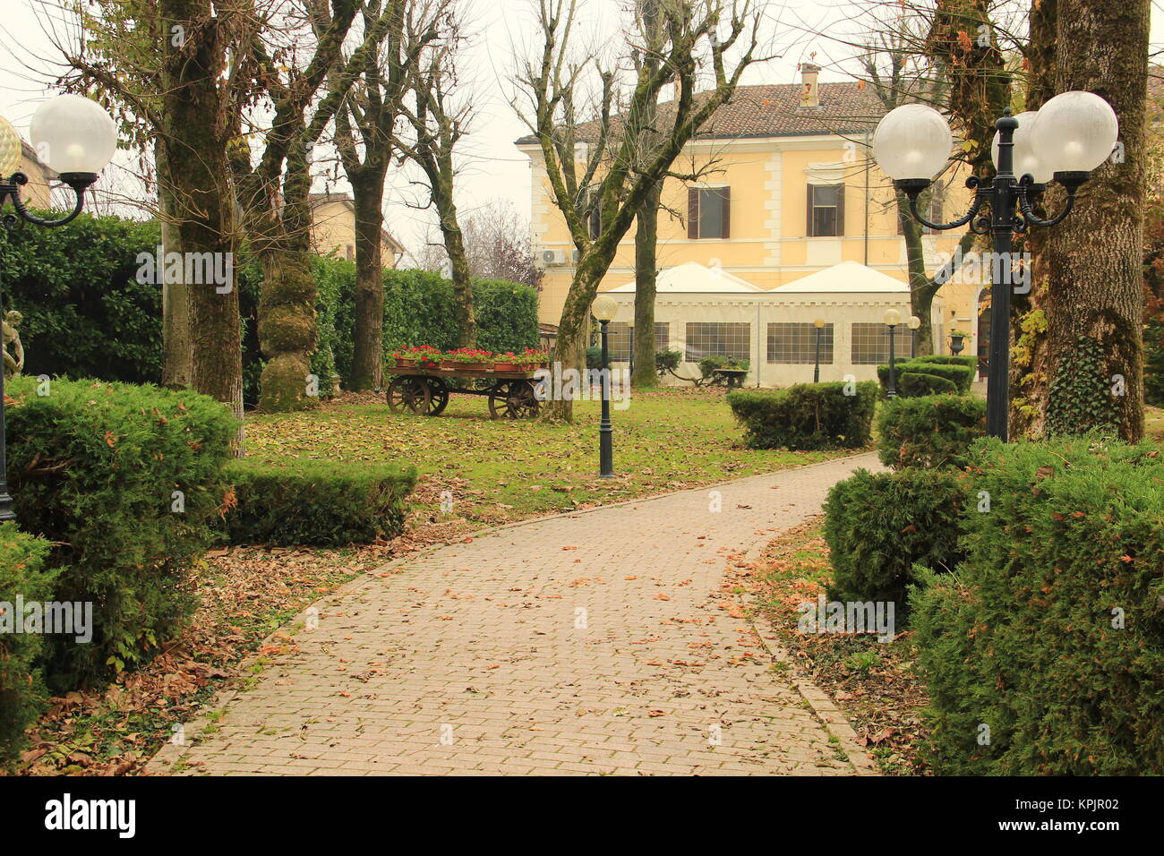 Villa in the countryside hi-res stock photography and images - Alamy