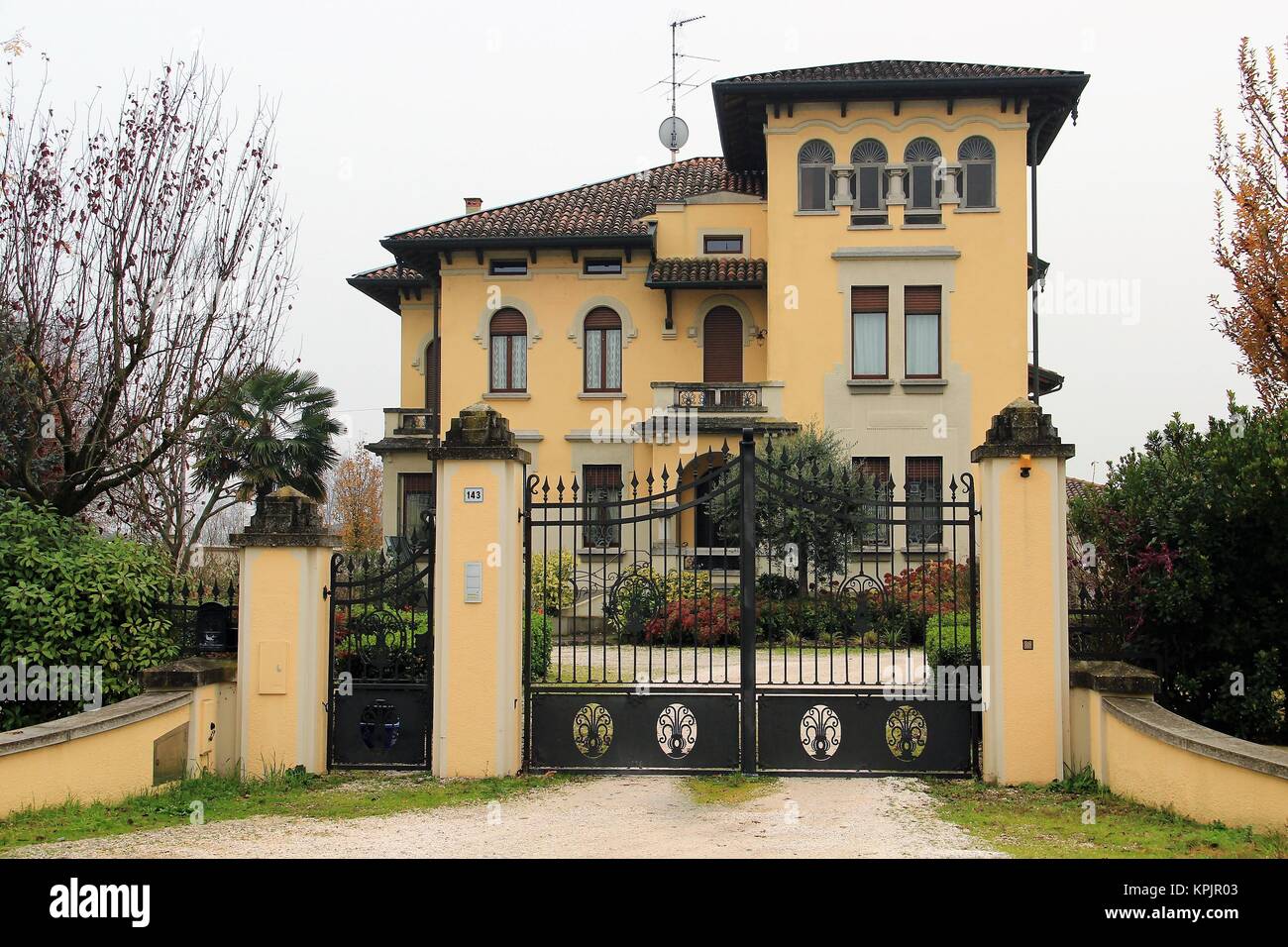 Villa in the countryside hi-res stock photography and images - Alamy