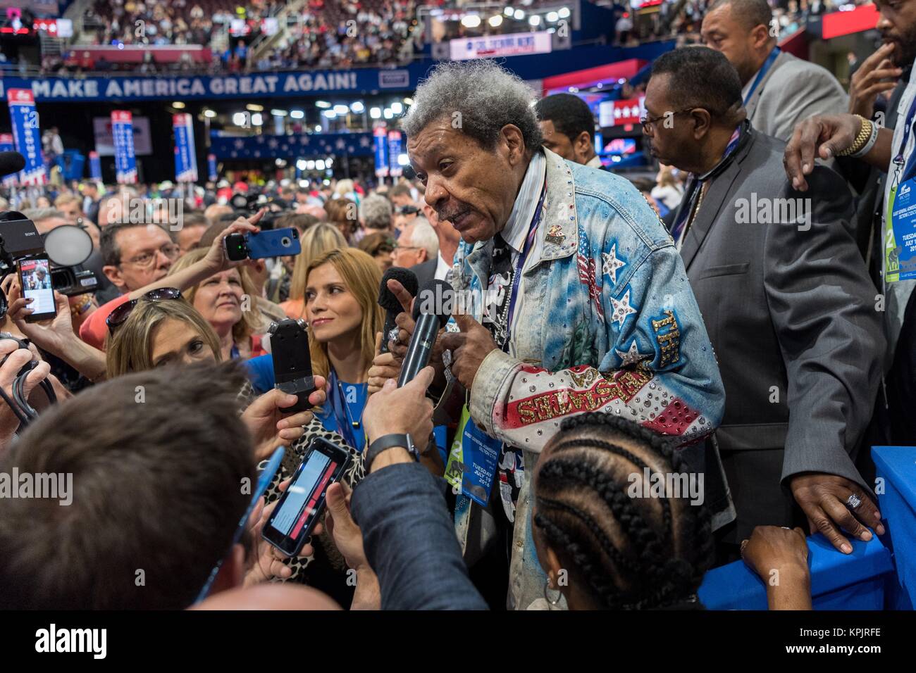 Boxing promoter Don King speaks to reporters on the floor of the ...