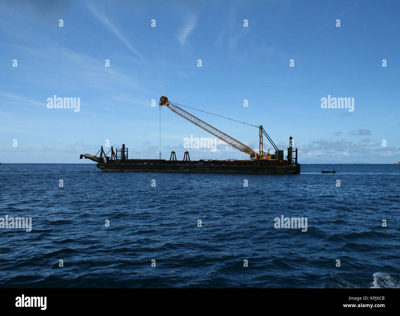 Oil rig and boats hi-res stock photography and images - Alamy