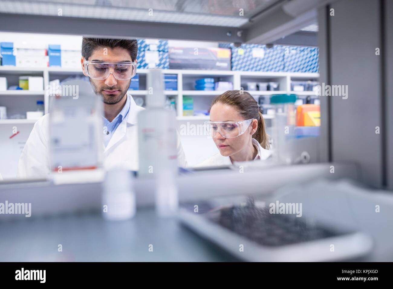 Hispanic scientist lab group hi-res stock photography and images - Alamy
