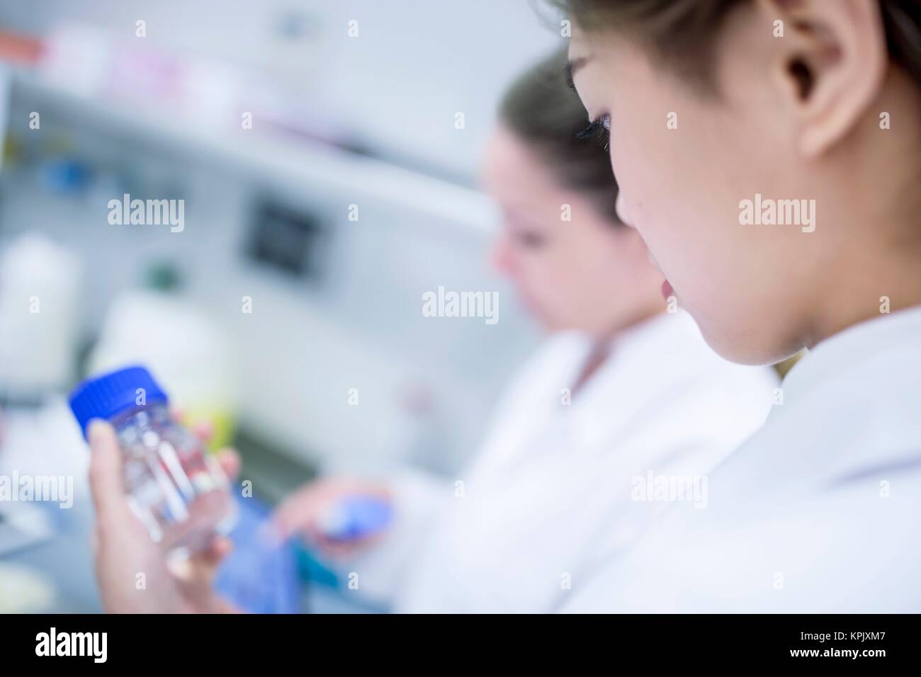 Four young scientists hi-res stock photography and images - Alamy